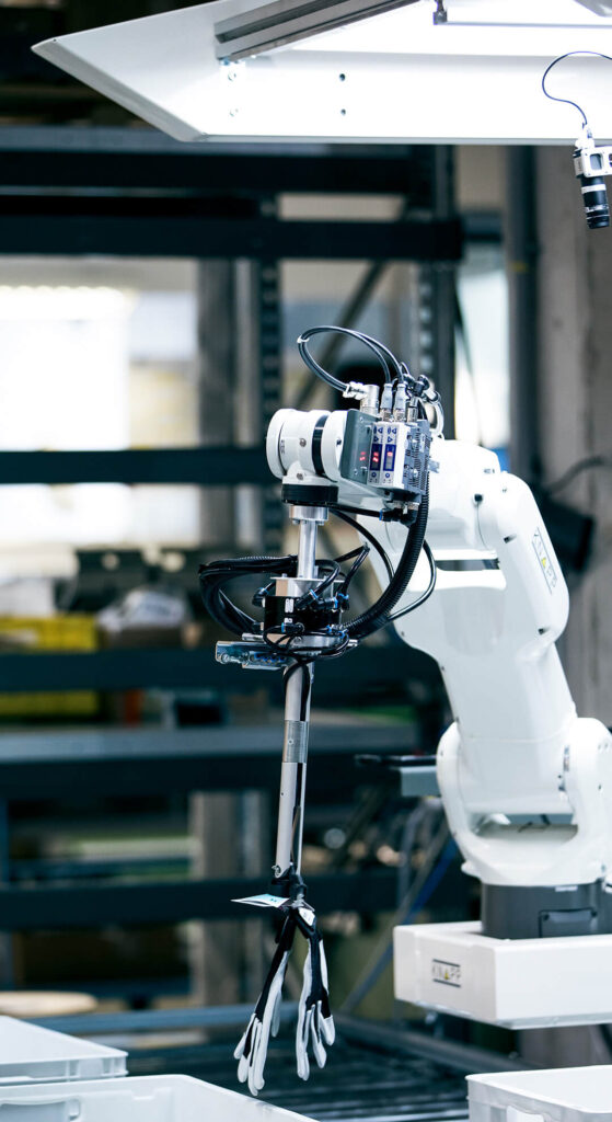 Ready for the retail robots? Robots and AI in logistics - KNAPP
