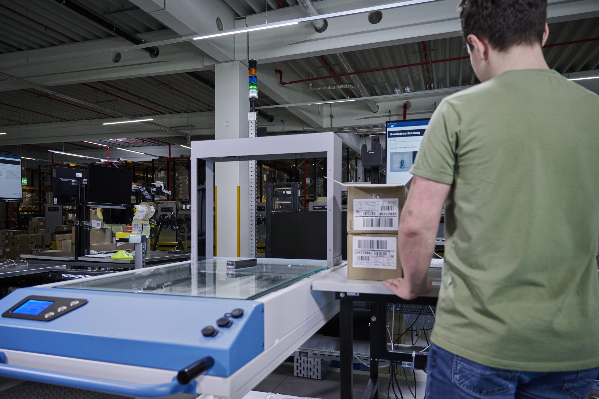 Omnichannel fulfillment for the DOUGLAS Group | KNAPP