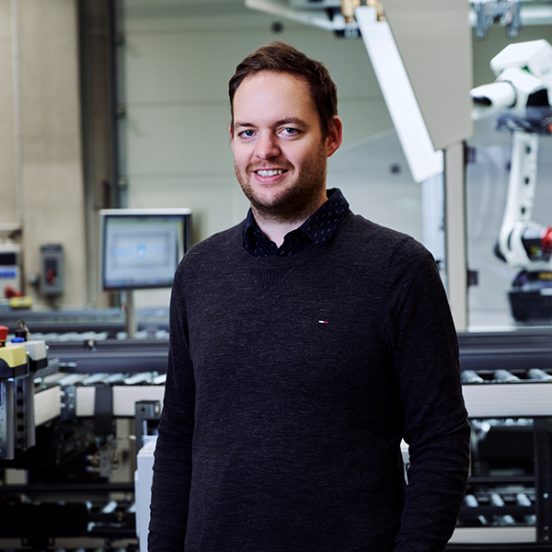 What does a controls commissioning engineer do at KNAPP?