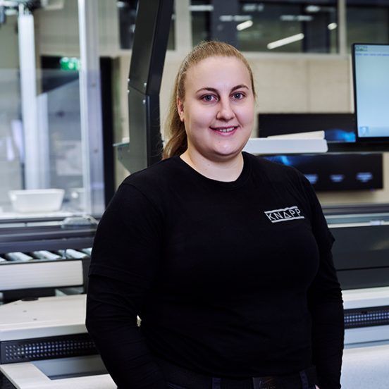 What does a controls commissioning engineer do at KNAPP?