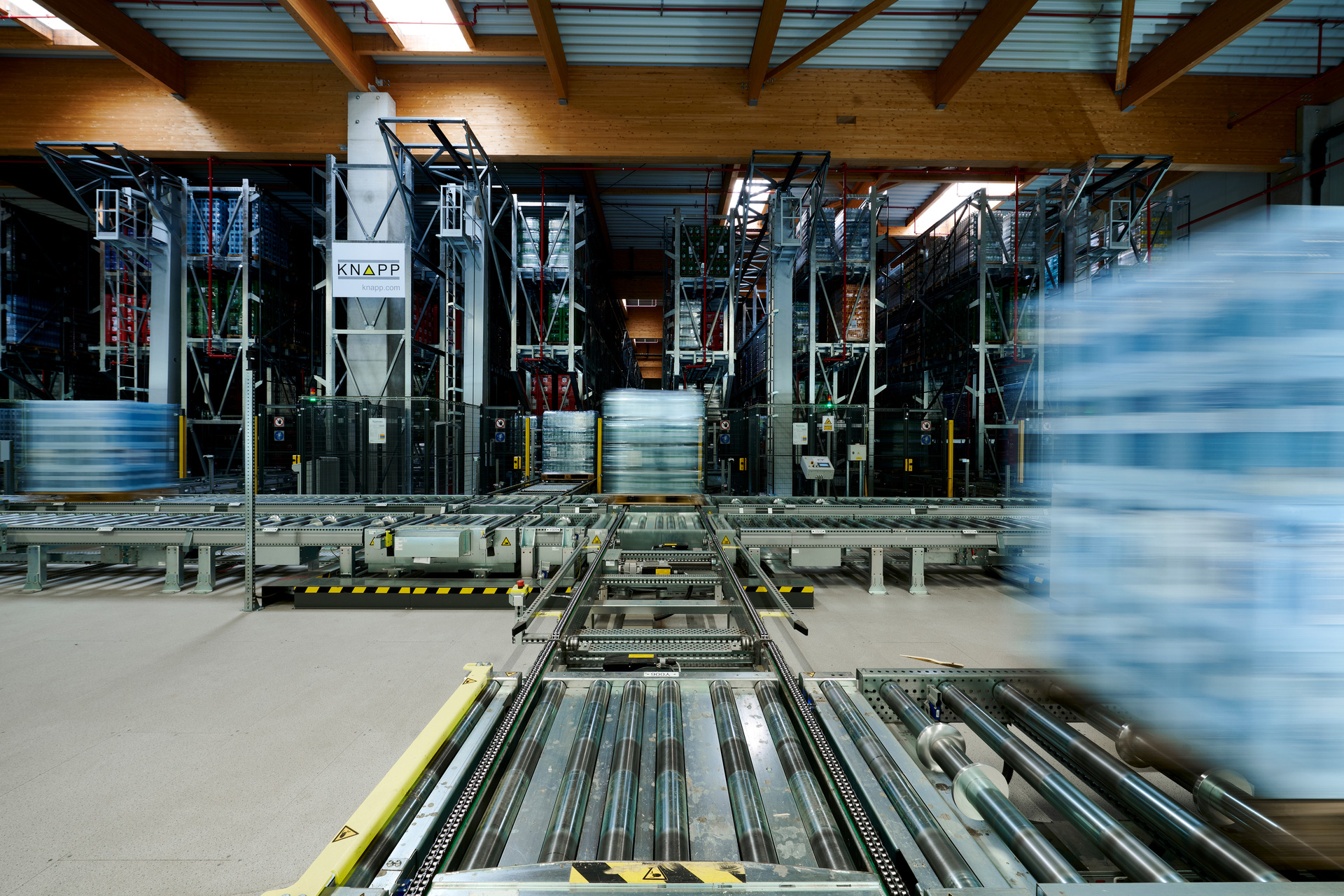 Powerful Logistics with Powerline pallet conveyor